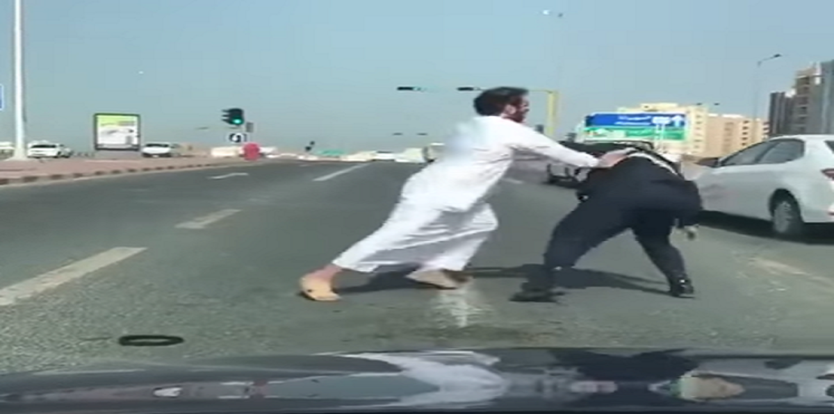 بالفيديو خليجي يعتدي على شرطي مرور بطريقة الأكشن إرم نيوز