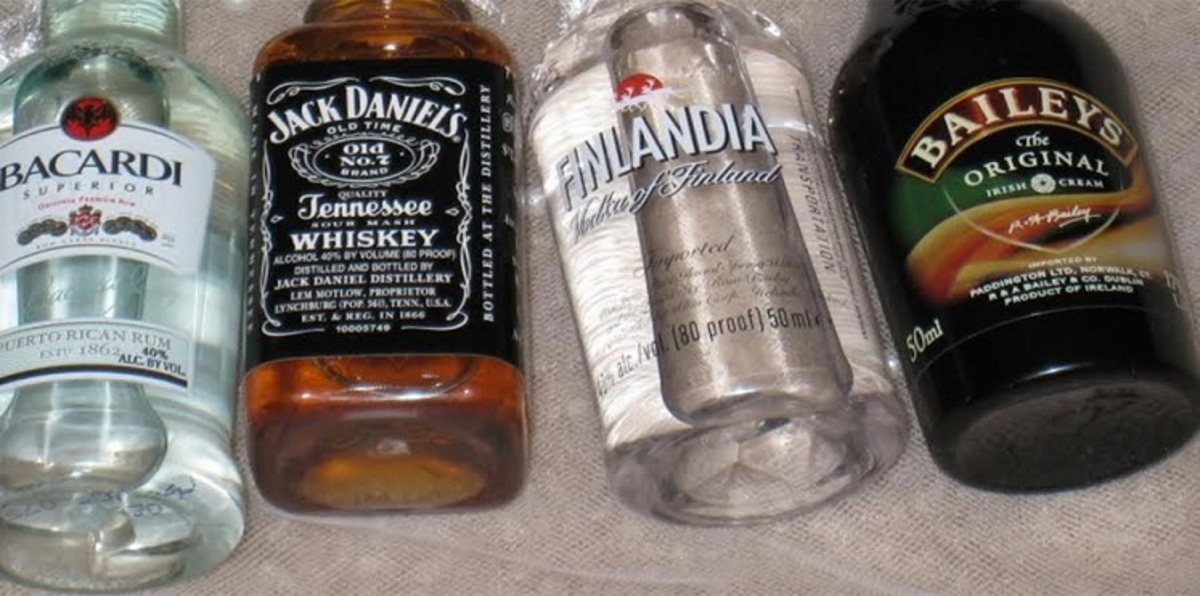 مضيفة تسرق زجاجات خمر من طائرة وتبيعها عبر الإنترنت | إرم نيوز