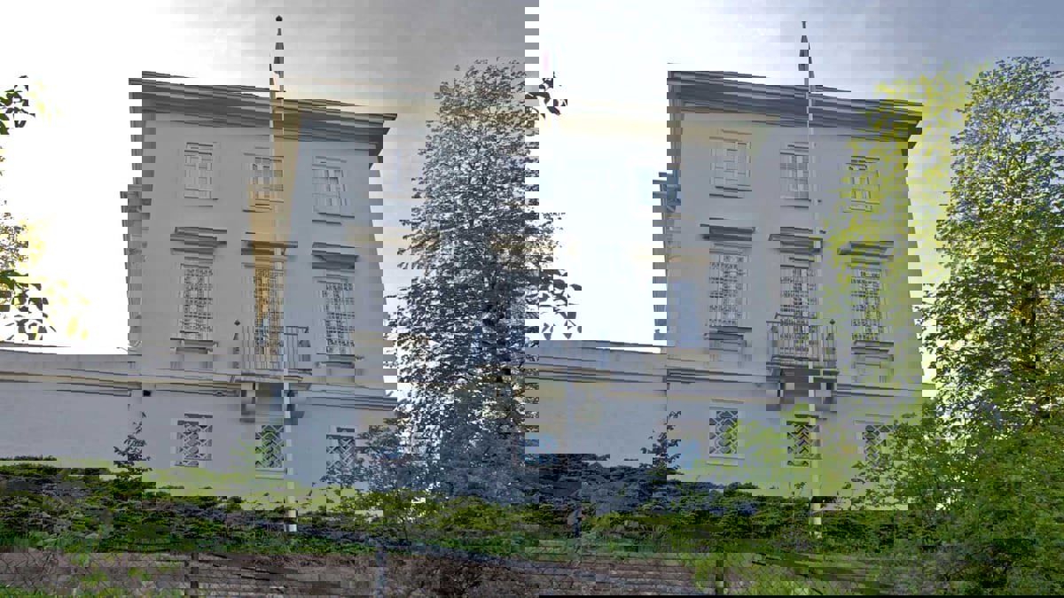 النرويج تتهم دبلوماسيا إيرانيا بمحاولة اغتيال ناشر "آيات شيطانية" | إرم ...