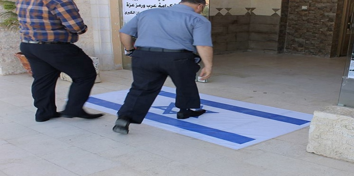 بالصور إحالة أردني إلى القضاء بتهمة إهانة علم إسرائيل إرم نيوز